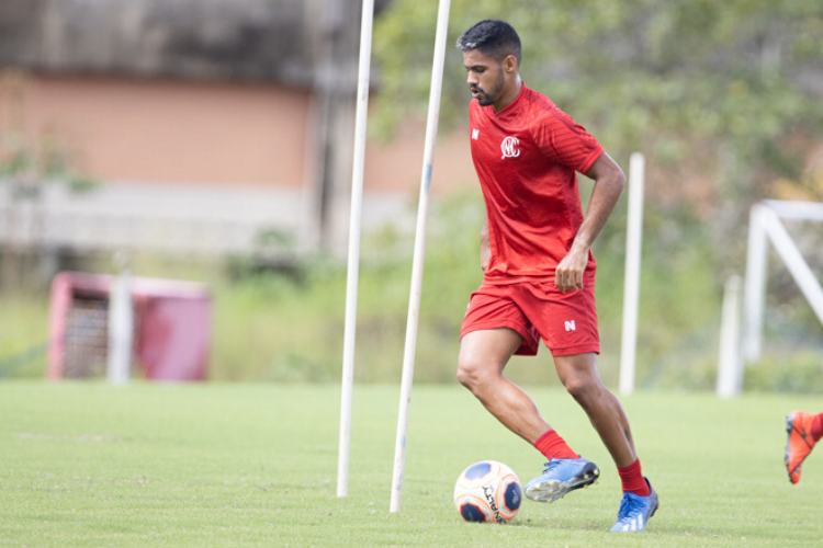 Treinando no ataque do Náutico, Bryan aponta familiaridade com a função ...